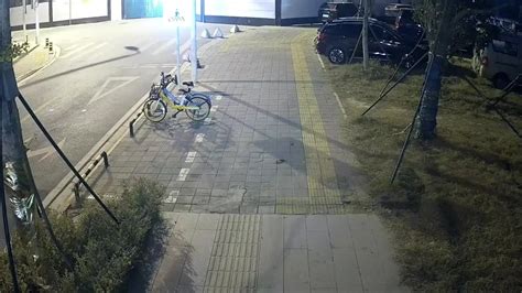 两名男子买充气皮艇走水路偷走别墅价值40万名酒，被批捕凤凰网视频凤凰网