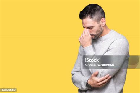 잘생긴 젊은이 바르고 코와 눈 피로 두통 느낌 피곤된 격리 된 배경 위에 셔츠를 입고 스트레스와 좌절 개념입니다 건강한 생활방식에 대한 스톡 사진 및 기타 이미지 Istock