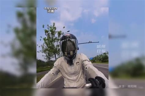 摩托车主遇红灯减速被后车撞得原地360度旋转