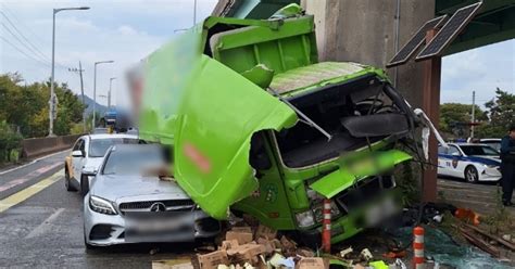 중앙고속도로 신대저램프 출구서 3중 추돌3명 부상