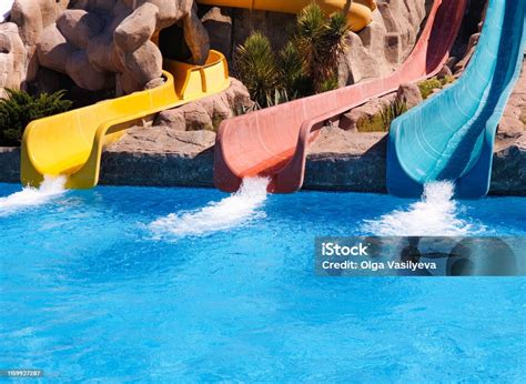 블루 풀에서 워터 제트가 있는 다양한 색상의 워터 슬라이드 미끄러짐에 대한 스톡 사진 및 기타 이미지 미끄러짐 수영장 스포츠 경기장 측면 보기 Istock