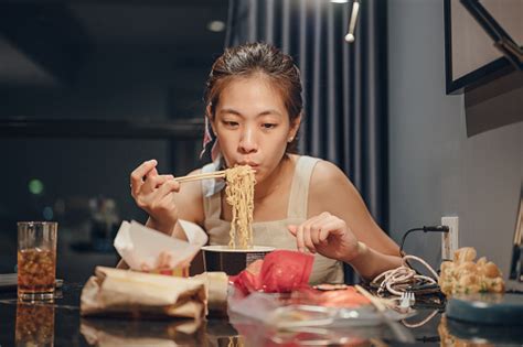 아시아 프리랜서 일하는 여성은 늦은 밤에 사무실에서 초과 근무하는 동안 인스턴트 국수 노트북 디지털 태블릿을 먹는 20 29세에 대한 스톡 사진 및 기타 이미지 Istock