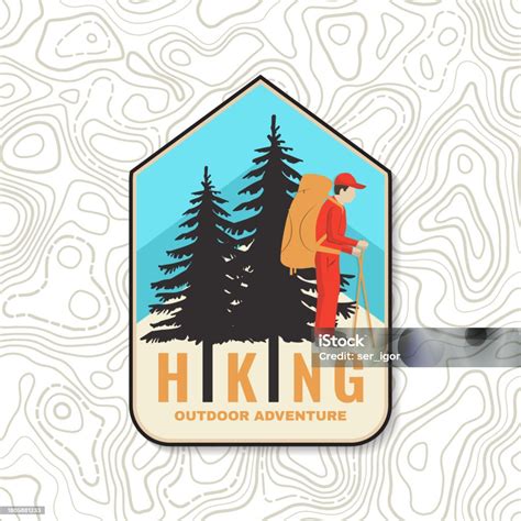 하이킹 패치 스티커 야외 모험 벡터 일러스트 레이 션입니다 셔츠 또는 로고 프린트 스탬프 패치 또는 티셔츠의 개념 숲 소나무와 등산객 실루엣이 있는 빈티지 타이포그래피