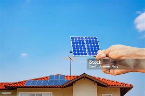 태양 전지 패널 설치는 지붕에는 집의 화창한 날태양 에너지 개념 이미지에 태양 하늘에 대한 스톡 사진 및 기타 이미지 태양 하늘 태양 에너지 태양전지판 Istock
