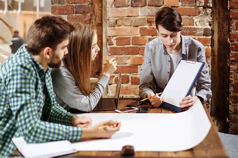 프레 젠 테이 션 새로운 사업 프로젝트의 개념입니다 현대 사무실에서 서로와 아이디어를 논의 하는 젊은 동료의 그룹 개념에 대한 스톡 사진 및 기타 이미지 Istock