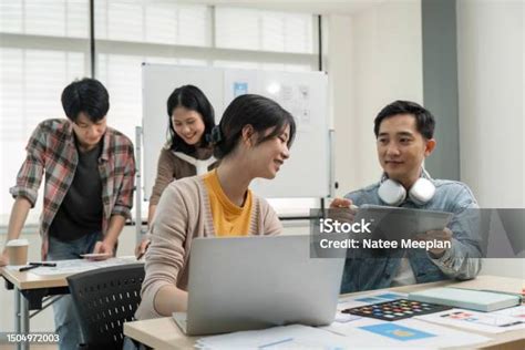 브레인스토밍 기획 창의적인 아시아 팀워크 스마트폰 Ui Ux 스타트업 중소기업을 위한 화면 프로토타입 레이아웃에 대한 아이디어 공유를 위한 아시아 휴대폰 앱 개발자 팀 회의