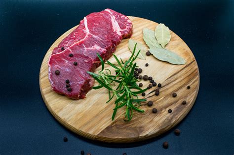 소고기 스테이크 로즈마리 후추 화장실 잎이 있는 나무 판에 신선한 쇠고기의 전망 0명에 대한 스톡 사진 및 기타 이미지 0명 Entrecôte 건강한 식생활 Istock