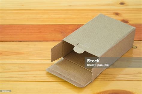 빈 공간을 복사 나무 테이블에 모의 대 한 갈색 골 판지 상자를 열었다 0명에 대한 스톡 사진 및 기타 이미지 0명 갈색 공란 Istock