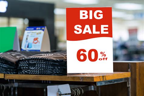 큰 판매 60 모의 오프 최대 광고 쇼핑 비즈니스 패션 및 광고 컨셉에 대 한 쇼핑 백화점에서 디스플레이 프레임 설정 계절에 대한 스톡 사진 및 기타 이미지 Istock