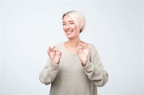 그 모든 게 괜 찮 보여줍니다 캐주얼 옷에 염색된 한 짧은 머리와 긍정적인 재미 있는 유럽 여자 표시 확인 20 29세에 대한 스톡 사진 및 기타 이미지 Istock