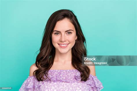 매력적인 귀여운 물결 모양의 머리 쾌활한 소녀 멋진 표정 밝은 파란색 배경에 고립된 초상화 갈색에 대한 스톡 사진 및 기타 이미지 Istock