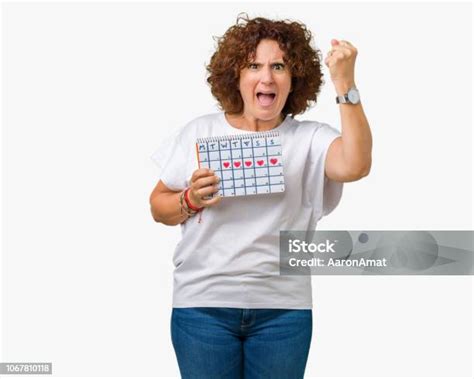 격리 된 배경 화가 위에 생리 캘린더와 미친과 손으로 올린 분노 개념 소리 분노와 좌절된 소리 들고 중간 어른 고위 여자 감정에