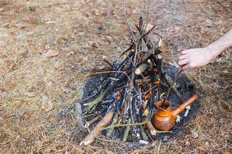 봄 숲의 스테이크에서 클레이 터키식 커피 포트는 잔디에 대해가 열 됩니다 프레임 한 사람의 손에 갈색에 대한 스톡 사진 및 기타
