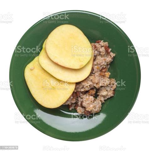 접시에 건포도와 사과와 호밀 플레이크 흰색 배경에 격리 된 조각 건강한 아침 식사 최고 전망 0명에 대한 스톡 사진 및 기타 이미지 Istock