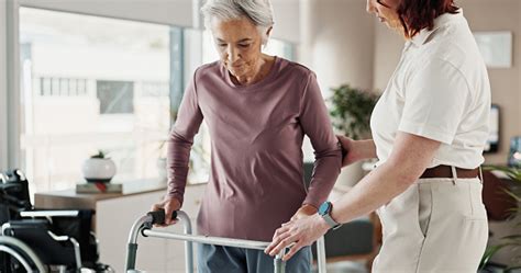 보행기 물리 치료 및 지원 골다공증 또는 재활을 위해 사무실에서 노인과 함께 건강 관리 장애인 노인과 함께 의료 도움 및 물리 치료를 통해 조언을 구합니다 걷기에 대한 스톡