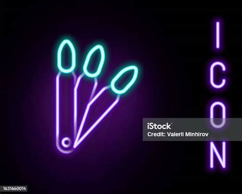 검은 배경에 고립 된 매니큐어 아이콘에 대한 거짓 손톱의 빛나는 네온 라인 세트 네일 확장을위한 바니시 색상 팔레트 인공 손톱