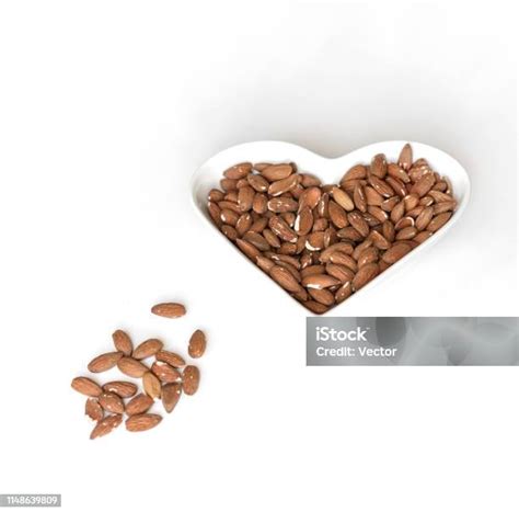 배경에 마음에 배치 견과류 건강 한 음식 이미지 컵 접시에 아몬드를 닫습니다 흰색 회색 테이블 상단 보기 모의에 사랑 질감 개념에 대한 스톡 사진 및 기타 이미지 Istock