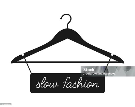 손으로 쓴 텍스트가 느린 패션이 옷걸이에 매달려있는 표지판 슬로우 패션 컨셉 흑백 벡터 일러스트 레이 션 지속 가능한 패션에