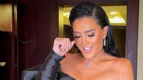 بفستان جريء غادة عبد الرازق تثير الجدل بإطلالة ملفتة