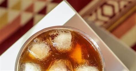 갈색 음료 국내 현장 그림자 기하학적 냉장 음료 라이프스타일 레저 무늬 카펫 무알코올 음료 밝은 조명 수직 쐈어 수화 작용 스타일리시한 시원한 음료