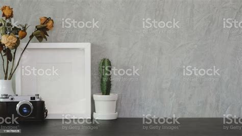 검은 색 테이블과 회색 벽에 모의 프레임 카메라 및 사무 용품이있는 현대적인 사무실 방의 자른 샷 0명에 대한 스톡 사진 및 기타 이미지 Istock