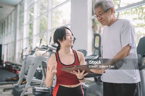 아시아 중국 여성 체육관 강사 모니터링 하 고 러닝 머신 운동 장비와 체육관에서 활동적인 노인 을 안내 2명에 대한 스톡 사진 및 기타 이미지 Istock