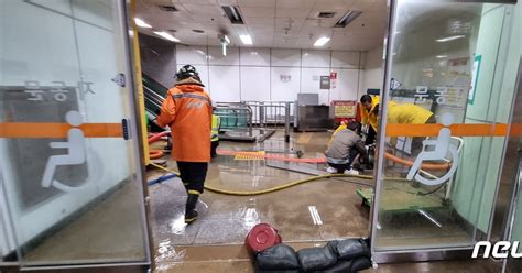 침수된 광주 공항역 배수작업 중