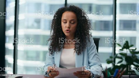 화상 채팅을 사용하는 여자가 동료들과 소통하고 있다 일하는 소녀 경영자에 대한 스톡 사진 및 기타 이미지 경영자 곱슬 머리 기업 문화 Istock