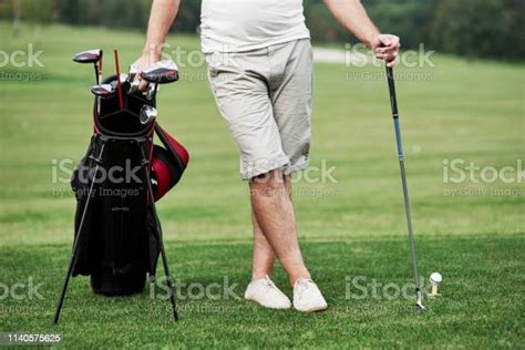 잔디와 손에 장비에 골프 선수를 걷는의 초상화 배경에서 숲 골프에 대한 스톡 사진 및 기타 이미지 골프 반바지 가방 Istock