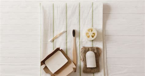 지속 가능한 라이프 스타일 제로 폐기물 개념 천연 에코 대나무 칫솔 크리스탈 탈취제 코코넛 비누 귀 스틱 수건에 루파 평평한 누워 위생을 위한 플라스틱 무료