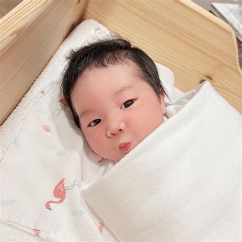 레미맘 라무르공구 On Instagram D18 입 동그랗게 모으고 뽀뽀중인 이서 입도 넘 쪼끄매라 ´•᎑•`♡ 신생아” Fotos De Novios