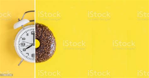 흰색 알람 시계와 노란색 배경에 초콜릿 유약이 있는 도넛의 콜라주 공간을 복사합니다 클로즈업 0명에 대한 스톡 사진 및 기타 이미지 Istock