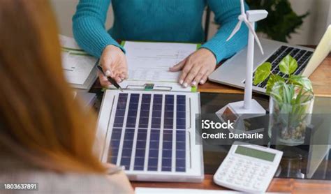 태양 전지판 녹색 에너지 녹색에서 일하는 사업가 친환경 사무실 비즈니스 회의 비즈니스를 위한 창의적인 아이디어 친환경 전문 교육