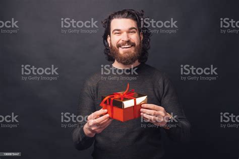 검은 배경 위에 빨간 선물 상자를 들고 즐거운 수염 남자의 초상화 감정에 대한 스톡 사진 및 기타 이미지 감정 경외감 공휴일 Istock