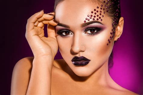 La Muchacha Sensual Con Compone Y Su Mano Cerca De La Cabeza Foto De Archivo Imagen De Pelo