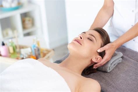 Женщина получает расслабляющий массаж лица Премиум Фото Лицо Женщина Спа