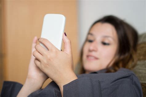 아침에 침대에 누워 하 고 그녀의 전화를 들고 귀여운 백인 여자 20 29세에 대한 스톡 사진 및 기타 이미지 20 29세