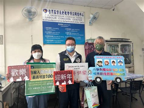 移民署高二站新春福兔送關懷 宣導防範非洲豬瘟不停歇