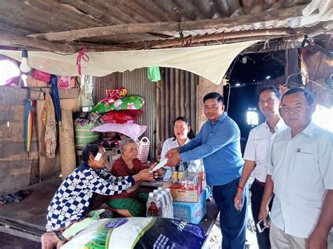 លោក ម៉ូវ ម៉ានិត អភិបាលខណ្ឌសែនសុខចាត់តំណាងអោយចុះសួរសុខទុក្ខ និងនាំយកគ្រឿងបរិភោគជូន លោកយាយ សន្តាន់