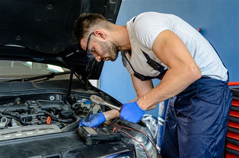 전기 도구로 자동차 상태를 확인하는 젊은 자동차 정비사의 사진 차에 대한 스톡 사진 및 기타 이미지 차 기술자 서비스 Istock