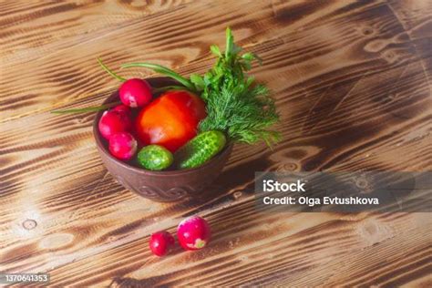 신선한 야채 토마토 오이 무 허브 파슬리 딜 파는 야채 샐러드를 만들기 위해 요리 골파에 대한 스톡 사진 및 기타 이미지 골파 녹색 농업 Istock