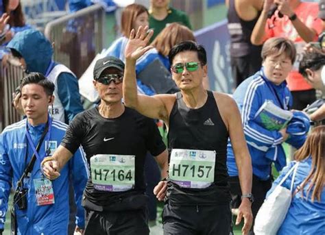 68岁周润发再战半马，不太满意：比预期慢了4分钟马拉松小时挑战