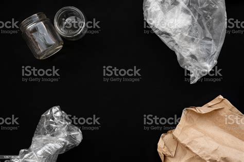 검은 색 배경에 종이 플라스틱 및 유리 폐기물과 쓰레기 재활용 공간을 복사합니다 0명에 대한 스톡 사진 및 기타 이미지 0명 감소 개념 Istock