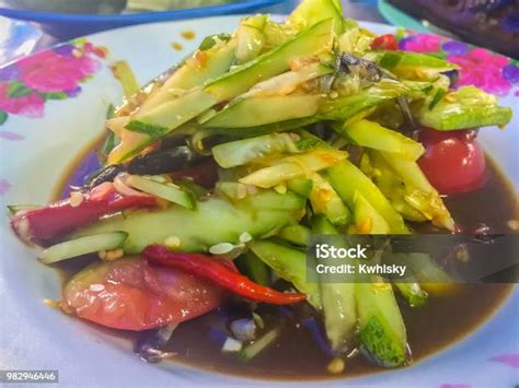 매운 오이 샐러드 토마토와 고추 요리 태국 길거리 음식 이 매운 태국 오이 샐러드의 단 맛과 Spiciness의 힌트와 함께 고전적인 아시아 맛이 있다 0명에 대한 스톡