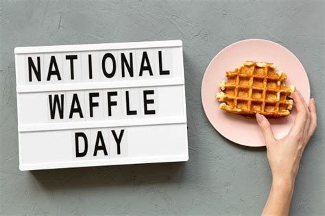 라이트 박스 여성 손에 걸리는 전통 벨기에 와플 평면도에 와플 국경일 단어 특히 오버 헤드 구체적인 배경입니다 개념에 대한 스톡