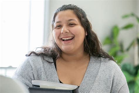 밝고 현대적인 사무실 공간에서 만나는 동안 아이디어를 함께 브레인 스토밍하는 다양한 비즈니스 여성 팀 20 24세에 대한 스톡 사진 및 기타 이미지 Istock