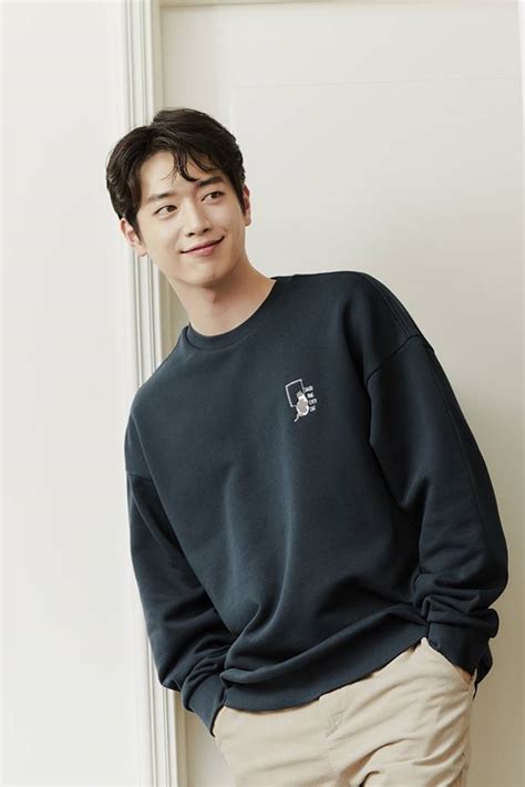 패션엔 서강준 모처럼의 여유 그리고 가을 남자의 로맨틱 댄디룩