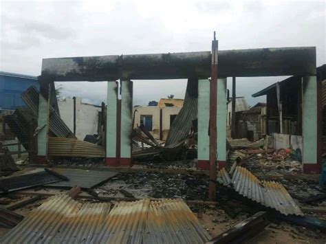 မိုးဗြဲမြို့နယ်အတွင်း တိုက်ပွဲကြောင့် ရစရာမရှိအောင် မီးလောင်ပျက