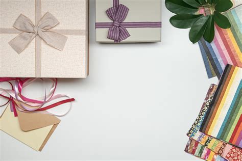 흰색 배경에 선물 포장에 대한 모든 것들 리본이 있는 상자를 선물합니다 리본 과 컬러 페이퍼 강림절에 대한 스톡 사진 및 기타 이미지 Istock