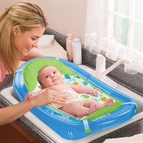 Какую ванночку выбрать для новорожденного